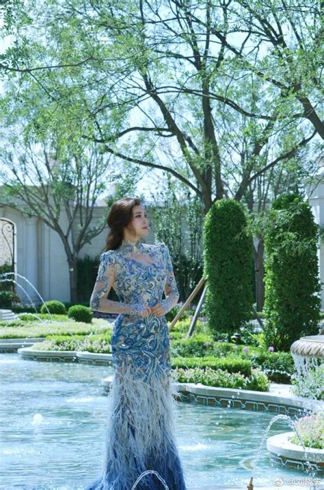61岁刘晓庆穿孔雀长裙似仙女 曼妙身姿贵气十足
