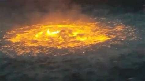 墨西哥国家石油公司海底燃气泄露起火 海上现火眼宛如电影特效 手机新浪网