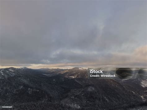 부분적으로 눈으로 덮인 카르파티아 산맥의 하이 앵글 샷 우크라이나 0명에 대한 스톡 사진 및 기타 이미지 0명 겨울 구름 Istock