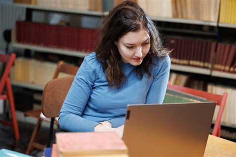 대학 도서관의 책상에서 노트북을 사용하는 여성 대학원생 30 34세에 대한 스톡 사진 및 기타 이미지 30 34세 검색