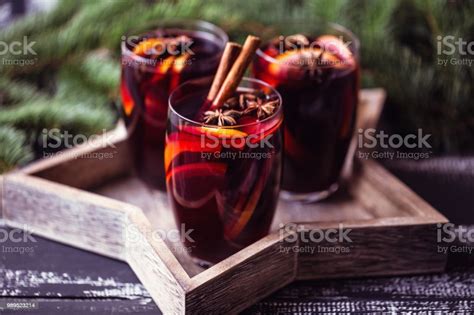 향신료와 감귤 류의 과일 유리 크리스마스 뜨거운 Mulled 와인 계 피 아니 스 및 오렌지 Mulled 와인입니다 0명에 대한 스톡 사진 및 기타 이미지 Istock