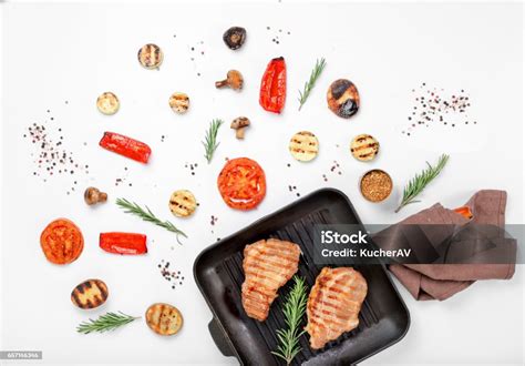 스테이크 그릴에 구운된 야채와 함께 흰색 바탕에 무 쇠 그릴 팬 바로 위에 대한 스톡 사진 및 기타 이미지 바로 위 굽기