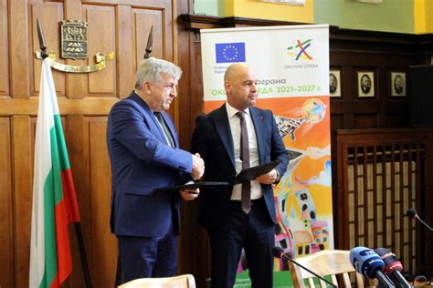 Министър Манол Генов и кметът Димитър Костадинов подписаха договор за