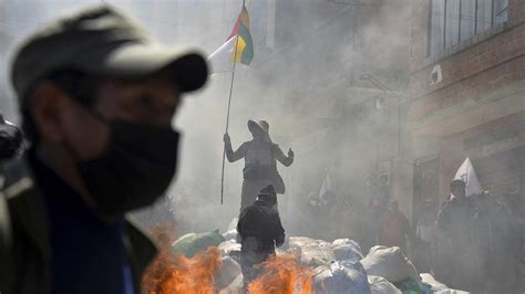 Cocaleros Bolivianos Llegan A La Paz Y Destruyen Mercado Paralelo En