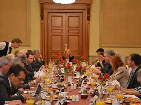 Министър Калфин покани посланиците на страните от ЕС на работна закуска БГ ПРЕДПРИЕМАЧ