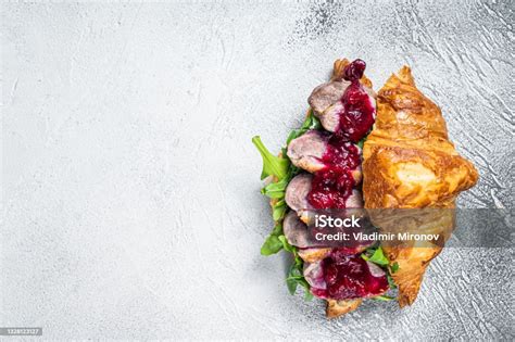 스테이크 슬라이스 아루굴라 소스를 곁들인 오리 유방 크루아상 샌드위치 흰색 배경입니다 맨 위 보기 복사 공간 0명에 대한 스톡 사진 및 기타 이미지 Istock