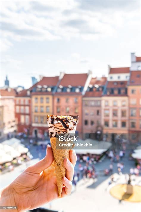 손 들고 한 화이트 바닐라 초콜릿 아이스크림 젤라토 콘 바르샤바의 수직 배경 폴란드 올드 마켓 광장 화창한 여름 날에 타운 시티의 역사적인 건물 거리에 대한 스톡 사진 및
