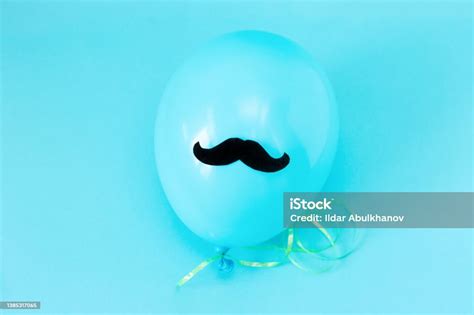 파란색 배경에 펠트 콧수염이있는 파란색 풍선의 상단 보기 플랫 레이 아버지의 날과 무브버의 개념 Movember에 대한 스톡 사진 및 기타 이미지 Istock