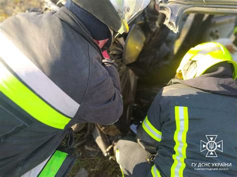 У ДТП в Олександрії на Кіровоградщині загинула водійка дитину госпіталізували ФОТО Без Купюр