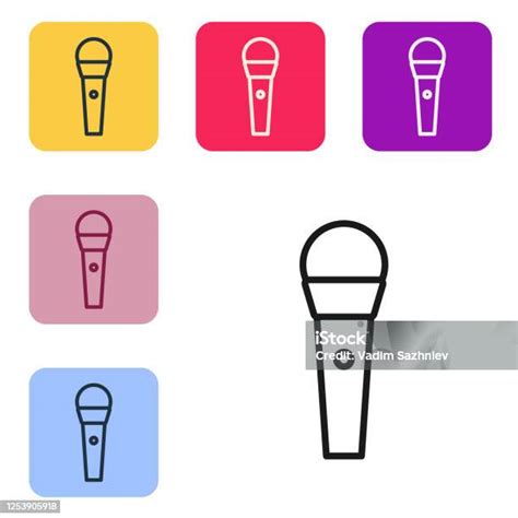 흰색 배경에 격리 된 검은 줄 가라오케 아이콘 마이크 와 모니터 색상 정사각형 단추로 아이콘을 설정합니다 벡터 일러스트레이션