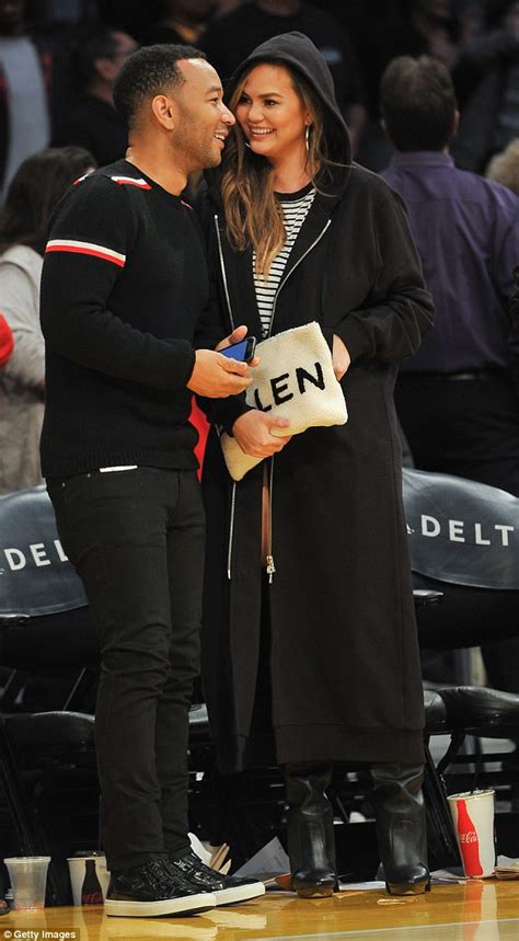 Chrissy Teigen Snuggles Up To John Legend At Lakers Game Daily Mail