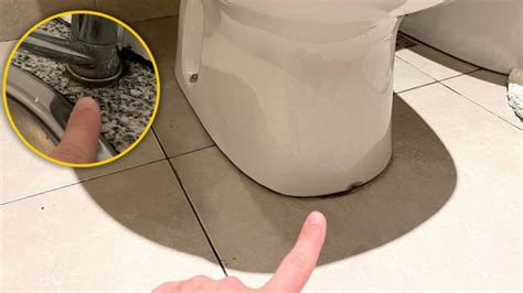 Comment enlever les taches noires incrustées au fond des toilettes et