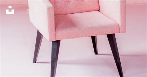 검은 나무 프레임이 있는 흰색 패딩 안락의자 사진 Unsplash의 무료 분홍색 이미지