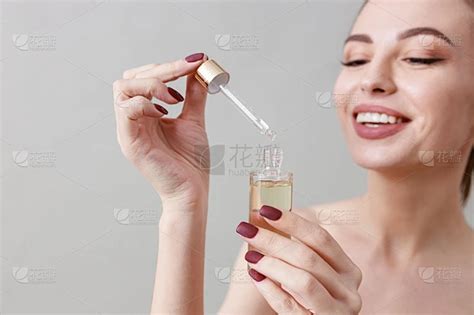 画室美女肖像一个年轻，健康，美丽，新鲜的皮肤白种人女人在灰色的背景素材 花瓣网