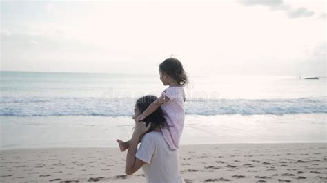 Madre Cargando a Su Hija Sobre Los Hombros En La Playa Metrajes Vídeo