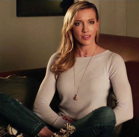 Katie Looking Cute In Arrow Season 6 Katiecassidy