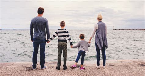 두 명의 어린 자녀가 해변에 서서 손을 잡고 서 있는 젊은 가족의 뒷모습 사진 Unsplash의 패밀리 비치 이미지