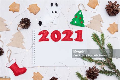 2021 크리스마스 플랫 평신기 구성 배경 황소 기호 쿠키 펠트 장난감 전나무 콘 조명 목표 소원에 대한 참고 책 2021년에