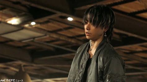【東リベ2】”一虎”村上虹郎、“マイキー”吉沢亮に襲いかかる かつての親友同士の死闘シーンが明らかに 『東京リベンジャーズ 2 血の