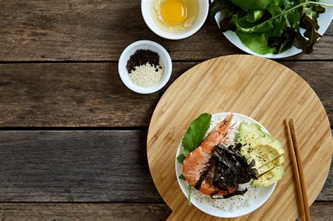 새우 아보카도 깨끗 하 고 균형 잡힌된 건강 식품 Concepton 어두운 나무 배경 그릇 사시 미 쌀 고추 0명에 대한 스톡