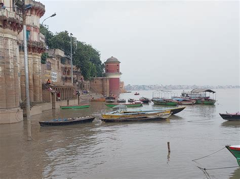 Ganga In Spate Again In Banaras बनारस में गंगा फिर उफान पर 84 घाटों