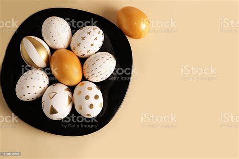 노란색 배경에 황금 부활절 달걀을 장식 최소한의 휴가 개념 복사 공간 텍스트에 대한 장소와 행복 부활절 배경 집에서 계란의