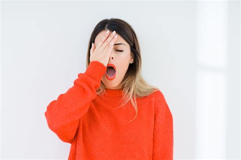 젊은 여성 절반 얼굴 눈 및 입을 손으로 피곤 하 품 하는 고립 된 배경 위에 캐주얼 빨간 스웨터를 입고 얼굴 고통에 아파
