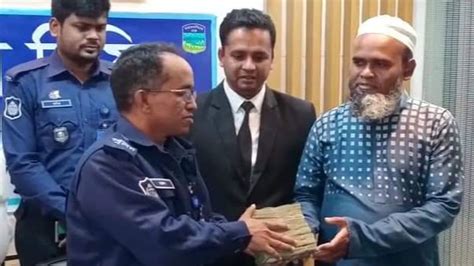 অটোরিকশায় ফেলে যাওয়া সাড়ে ৪ লাখ টাকা মালিককে ফিরিয়ে দিল পুলিশ