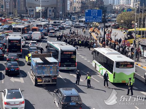 上海地铁1号线突发故障乘客从隧道内撤离 徐家汇