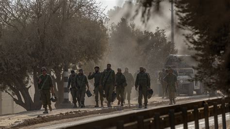 Израел Хамас изгуби контрол над Газа цивилни плачкосват базите на терористите Близък изток