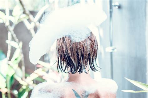 Mujer Desnuda Joven Atractiva Relajada En Baño Con La Espuma En Su