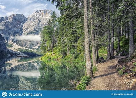 Lago Braies En El Sur Del Tirol Italia Imagen De Archivo Imagen De Cielo Famoso