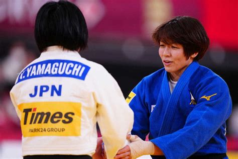 ＜柔道グランドスラム東京大会最終日＞女子63キロ級決勝、優勝した高市未来（右）は山口葵良梨と握手をする（撮影・小海途 良幹） ― スポニチ