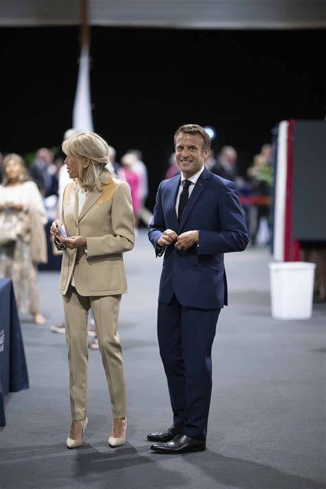 Brigitte Macron En Ensemble Coordonné Beige Veste Et Pantalon De Costume