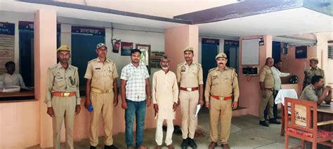 महोबा थाना चरखारी पुलिस टीम ने 02 नफर वारण्टी अभियुक्तों को किया