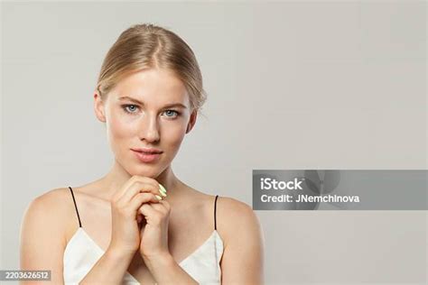 맑은 피부 부드러운 메이크업 건강한 모발 자연스러운 감정 표현을 가진 젊은 금발 여성 모델의 스튜디오 인물 사진 흰색 배경에 금발 여자 20 24세에 대한 스톡 사진 및