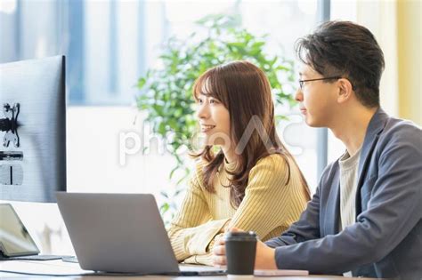 パソコンを使う男女のビジネスマン No 29472072｜写真素材なら「写真ac」無料（フリー）ダウンロードok