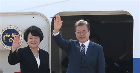 한러 정상회담 위해 러시아로 출국하는 문재인 대통령