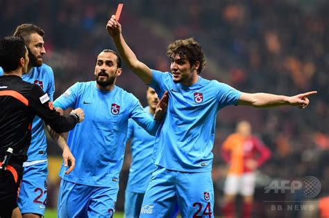 誤審疑惑で審判にレッドカード？トルコ1部の試合がカオスに 写真1枚 国際ニュース：afpbb News