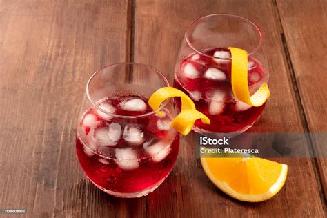 캄 파리와 오렌지 컬 다루어와 함께 두 개의 활기찬 칵테일 얼음 조각과 오렌지 조각이 있는 어두운 소박한 나무 배경에 Copyspace 0명에 대한 스톡 사진 및 기타