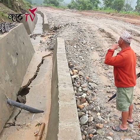बाढीपहिरोका कारण विराटनगर किमाथांका जोड्ने कोशी राजमार्गमा सडक र