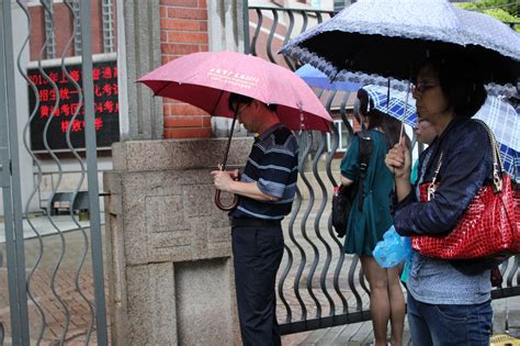 2013上海高考考场外等待的家长 12 高考网上海分站