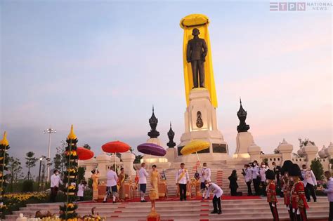 国王と王妃はバンコクで故プミポン国王の像を公開し、何千人もの人々が待っている The Phuket Express