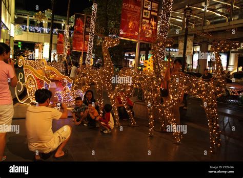 Menschen Unter Bild Mit Schlitten Weihnachten Im Gaysorn Plaza