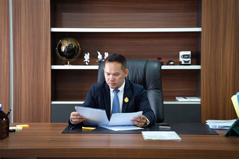 អ្នកឧកញ៉ា សួរ វីរៈ គ្រងឯកសណ្ឋានក្នុងតួនាទីជាអ្នកដឹកជញ្ជូនបញ្ញើឆាប់រហ័ស