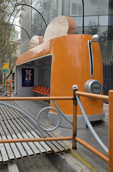 چی شد که به تراکت‌هایی که فوقش یه بارکد روش بود گفتین گوریلا مارکتینگ و به همچین گوریلا مارکتینگ