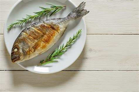 황새 요리 생선 구이 두 가지 로즈마리 접시에 흰색 나무 보드 배경 평면도 텍스트를 복사할 공간 0명에 대한 스톡 사진 및 기타