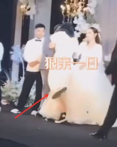 河南：伴娘婚禮突然強吻新郎，新娘臉色頓時垮下來，氣氛非常尷尬 每日頭條
