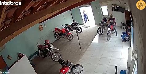 فرارو ویدئو ورود هولناک یک موتورسوار به داخل پارکینگ