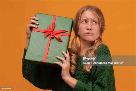 매력적인 금발 소녀 1214 세의 이미지는 빨간 활과 선물 상자를 들고 스튜디오 샷 노란색 배경 격리 10 11세에 대한 스톡 사진 및 기타 이미지 Istock